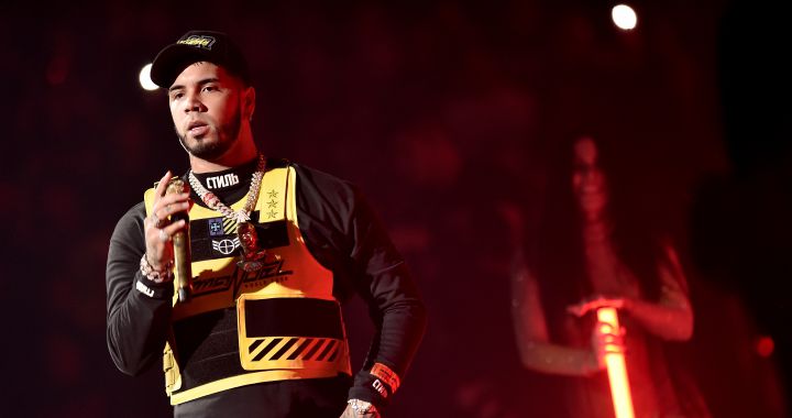 Anuel AA casi pierde la peluca en juego mecánico | Actualidad | LOS40 ...