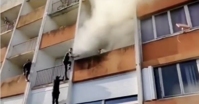 Viral: ¡Héroes sin capa!: Jóvenes escalan edificio en llamas para ...