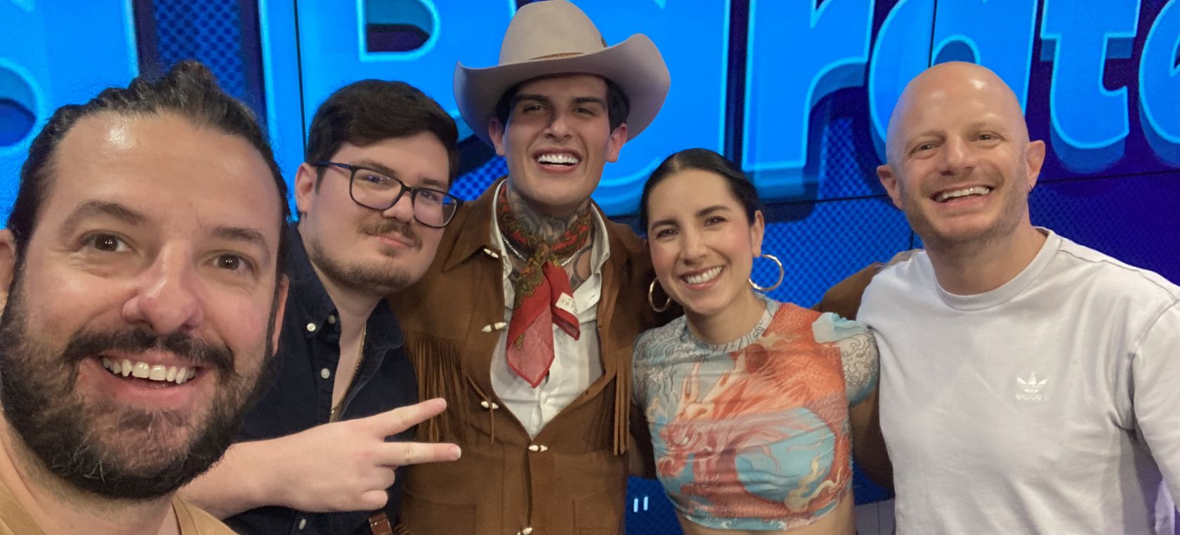 Adriel Favela entrevista: Adriel Favela canta por primera vez sus ...